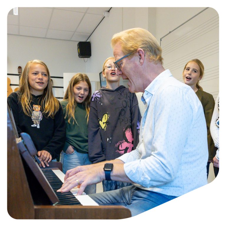 Vraag de brochure aan – Adriaan Roland Holstschool